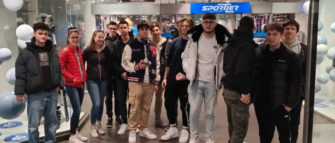 Betriebsbesichtigung der Klasse 4B WI bei Sportler in Meran – WFO Meran ...